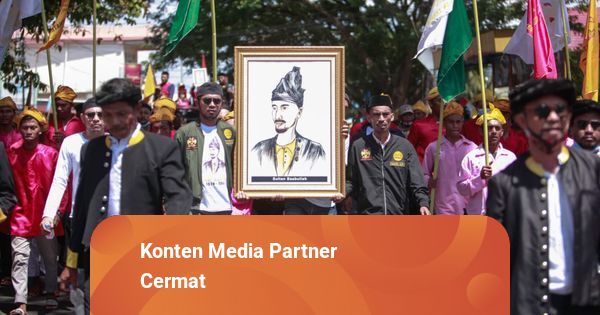 Foto Meriahnya Penjemputan Plakat Anugerah Pahlawan Nasional Sultan